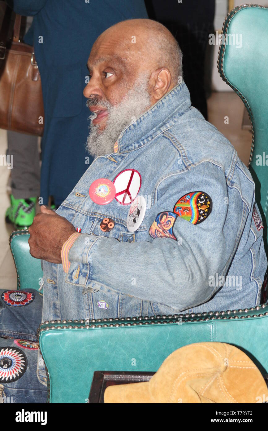 Artist Danny Simmons hosts 'I Kan Do That' abstract art exhibition at ...