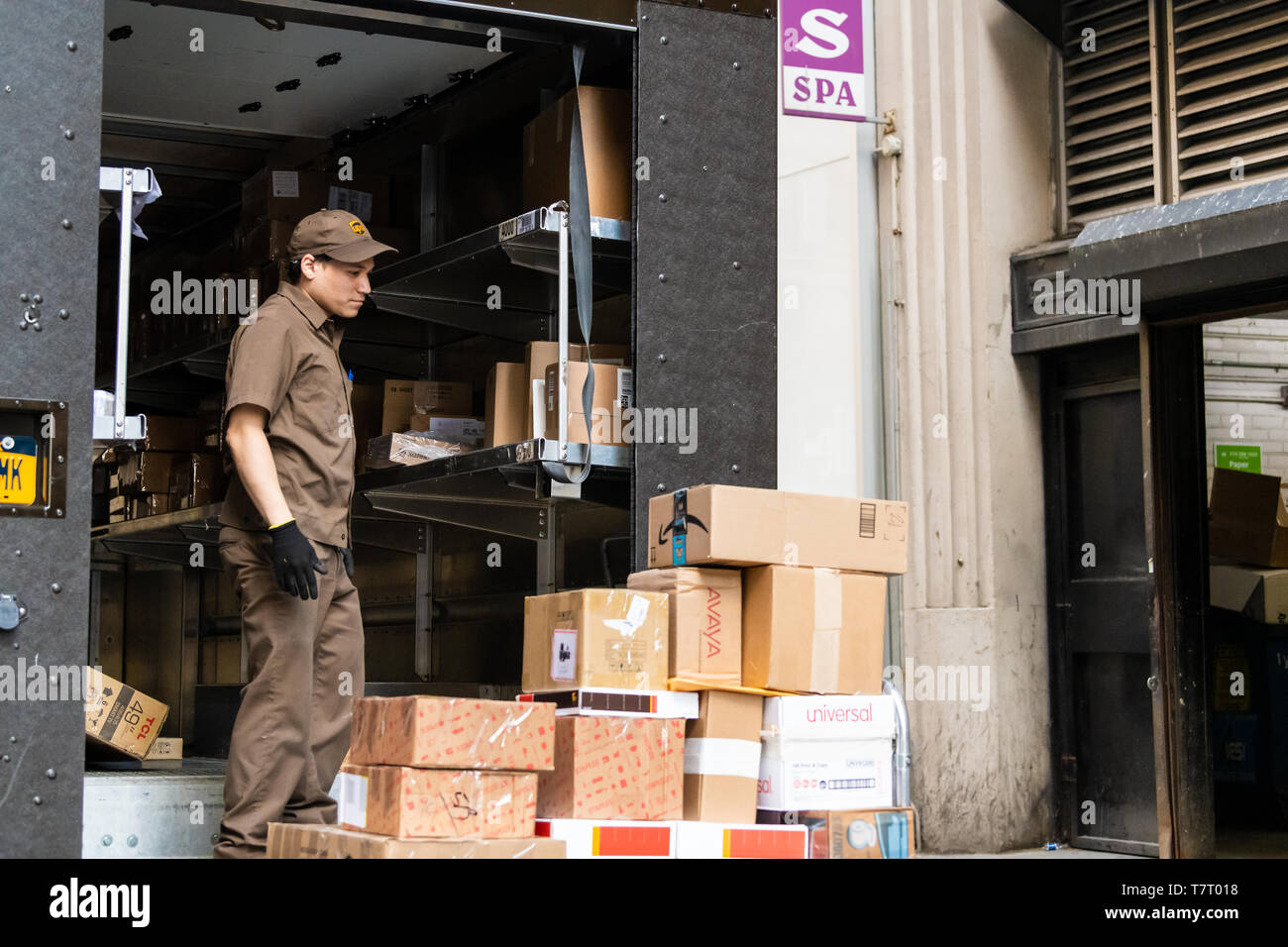 Ups delivery truck new york hi-res stock photography and images - Alamy