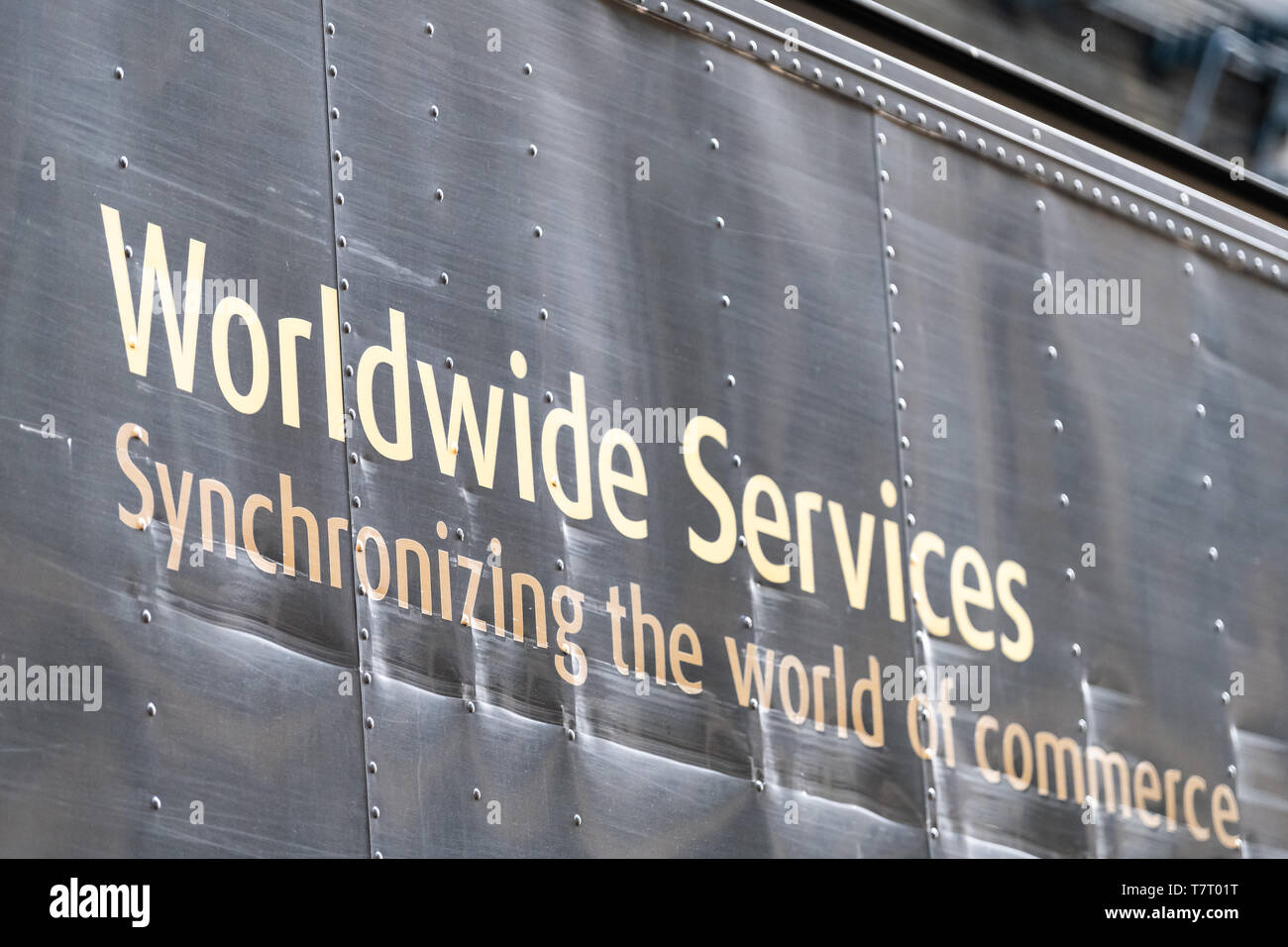 Ups delivery man hi-res stock photography and images - Alamy