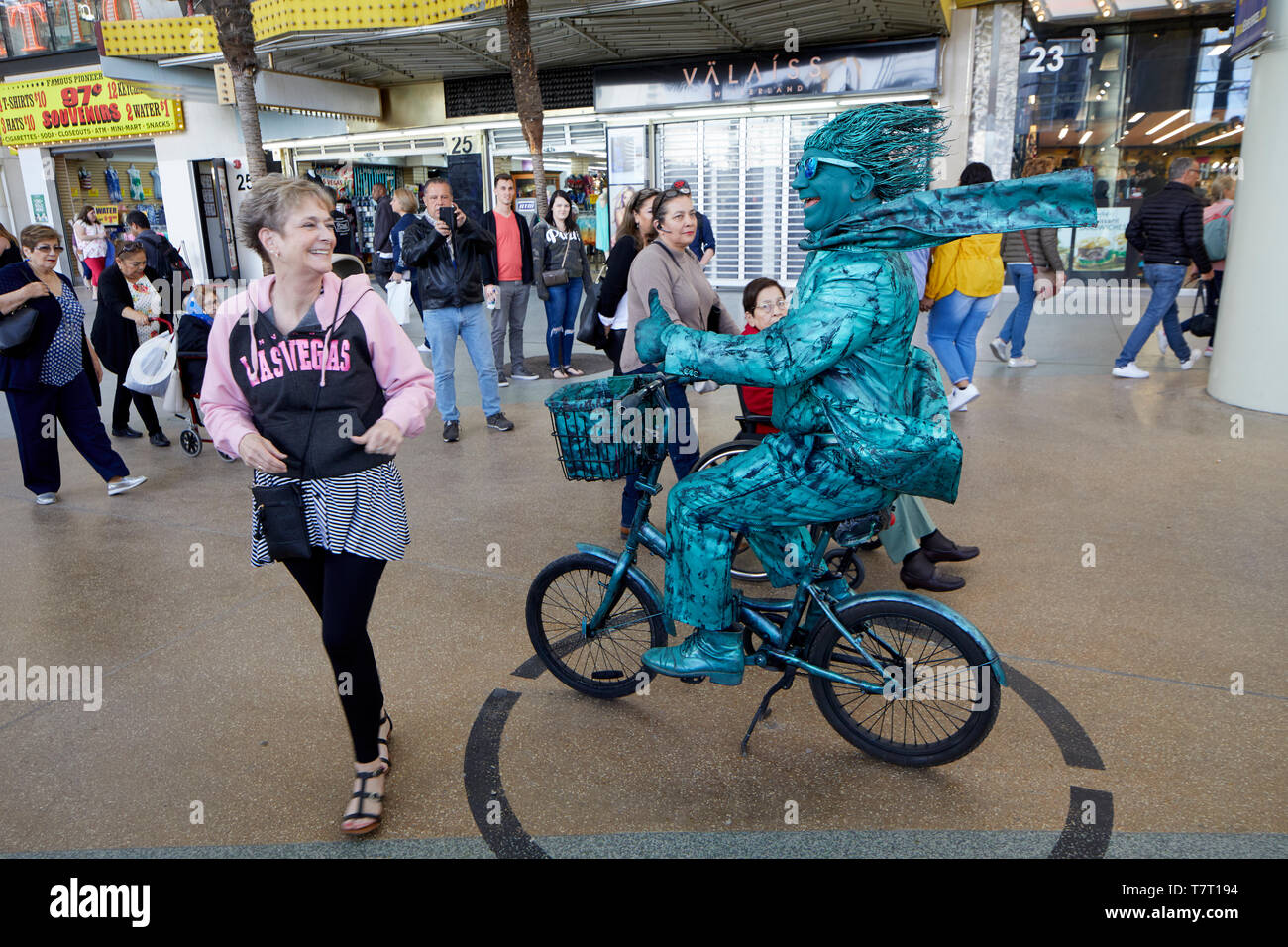 Man busker hi-res stock photography and images - Alamy