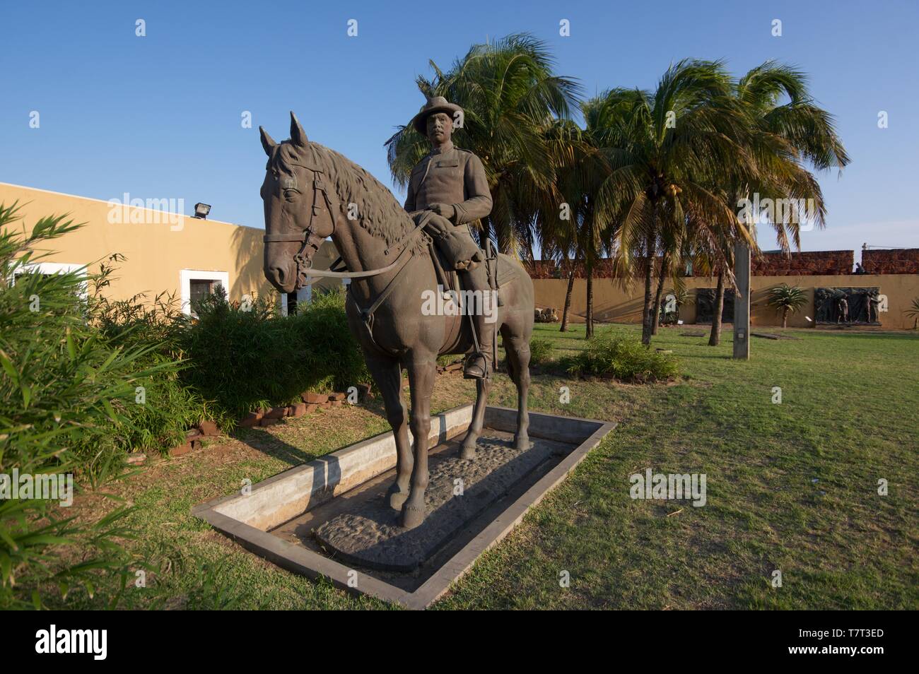 Statue of Mouzinho de Albuquerque in Maputo fort Stock Photo - Alamy