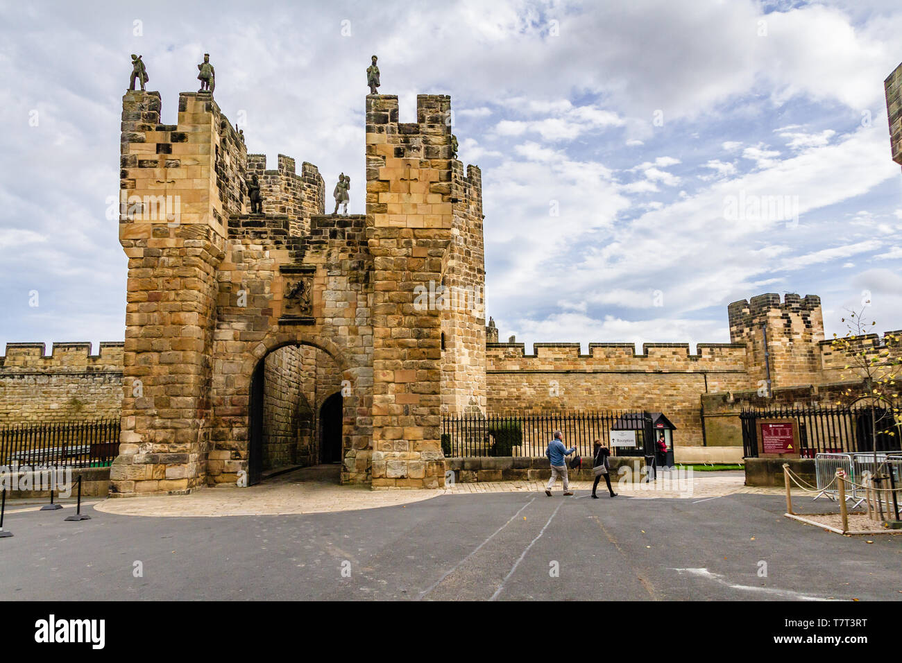 Northumberland gate stone entrance hi-res stock photography and images ...