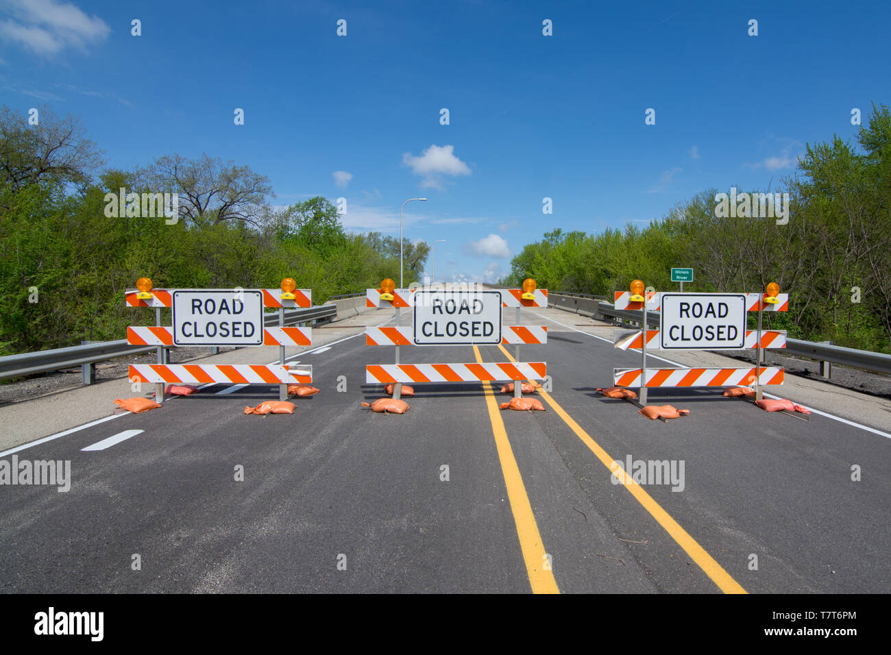 Road closed signs on a bridge over the swollen Illinois river after ...