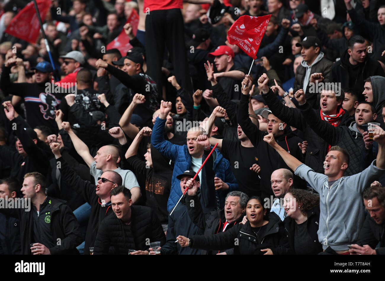 Tottenham hotspur fans cheer hi-res stock photography and images - Alamy