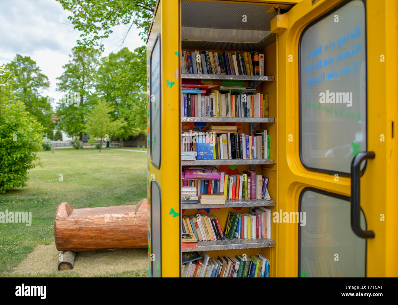 Open booth office hi-res stock photography and images - Alamy