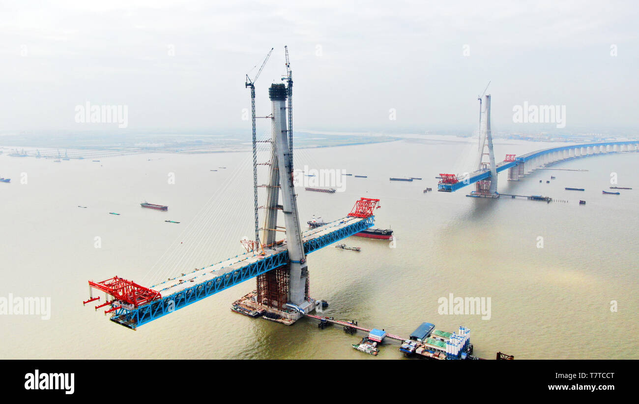 Shanghai nantong yangtze river bridge hi-res stock photography and ...