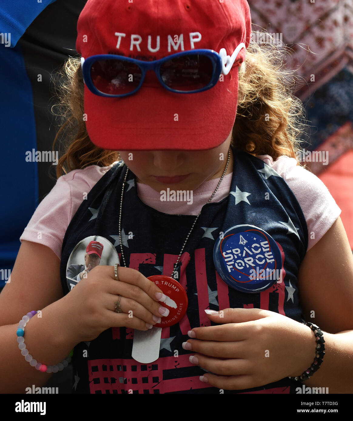 Florida, USA. 08th May, 2019. A young girl places campaign buttons on ...
