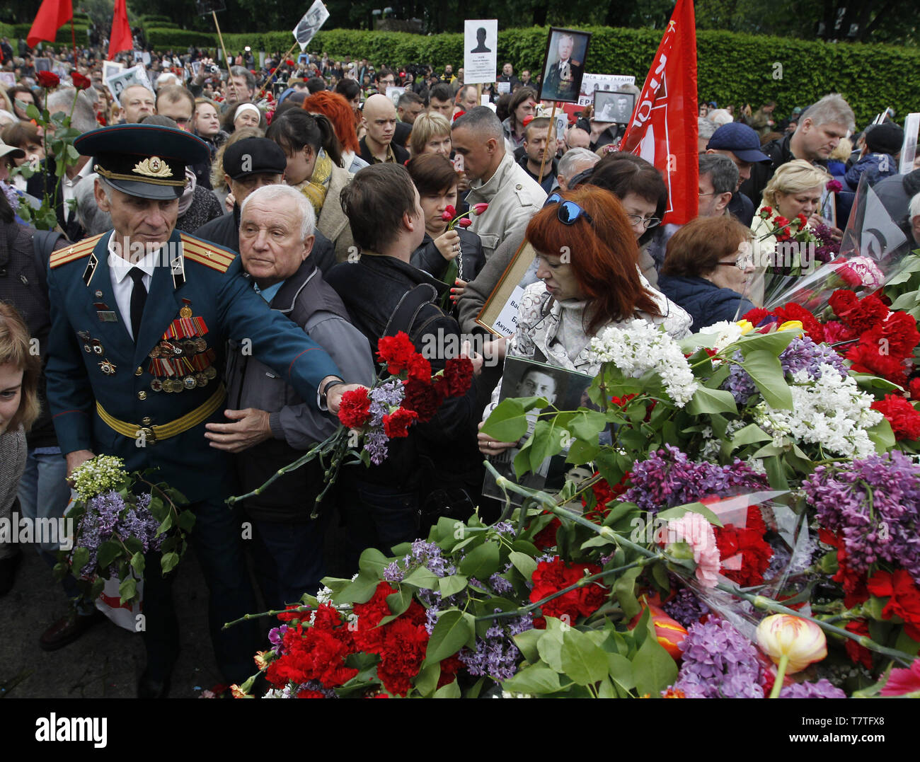 Kiev, Ukraine. 9th May, 2019. Ukrainians carry portraits of WWII ...