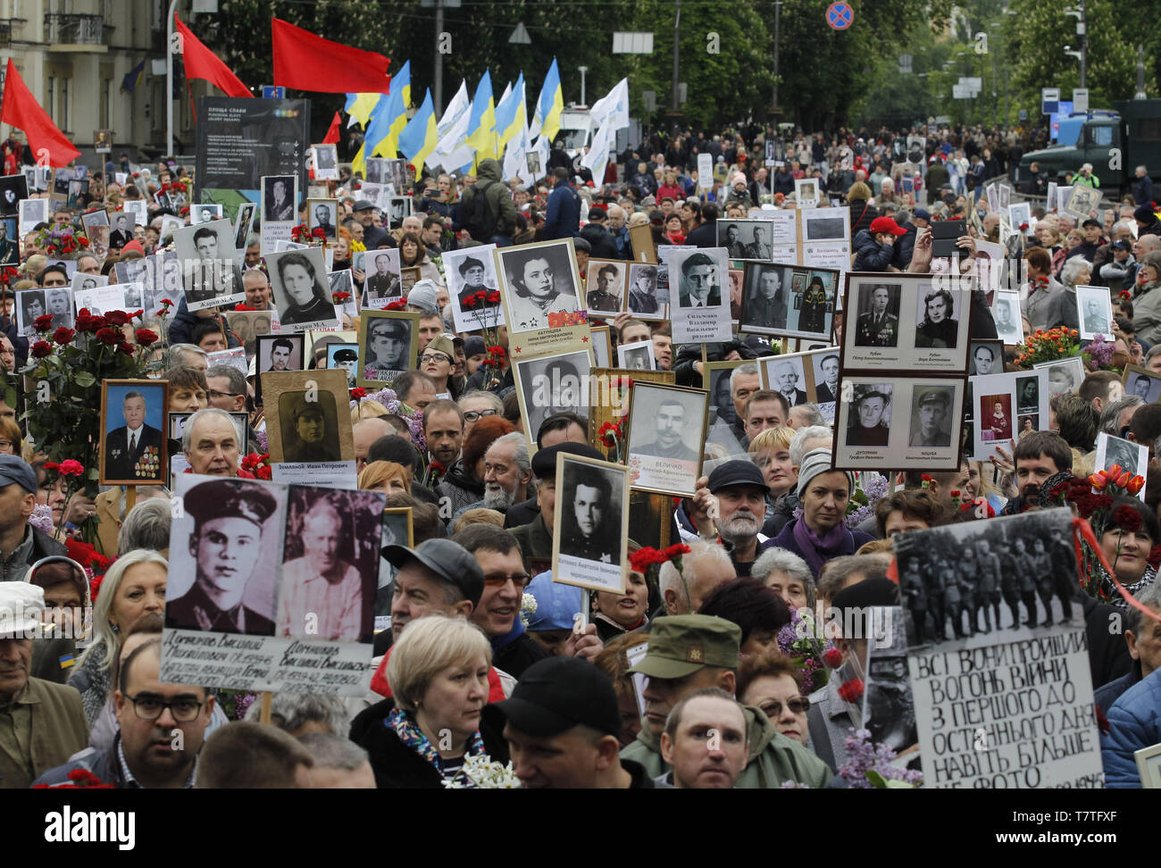 Kiev, Ukraine. 9th May, 2019. Ukrainians carry portraits of WWII ...