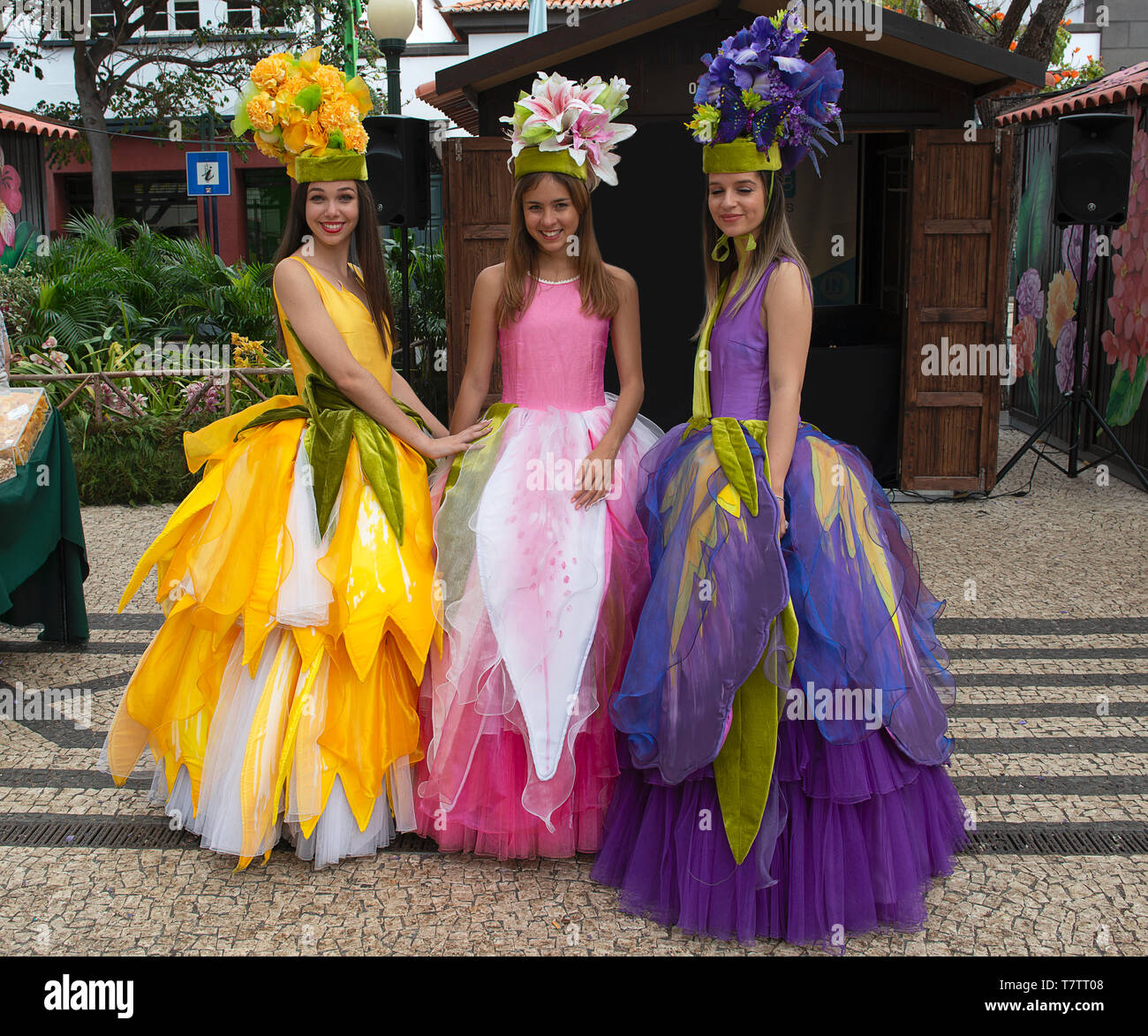 Three flower girls hi-res stock photography and images - Alamy