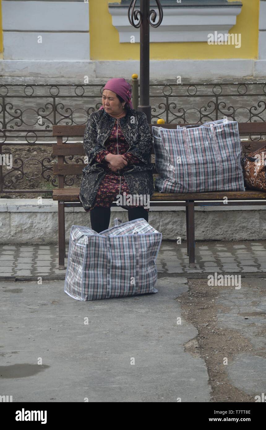 Frau am bahnsteig hi-res stock photography and images - Alamy
