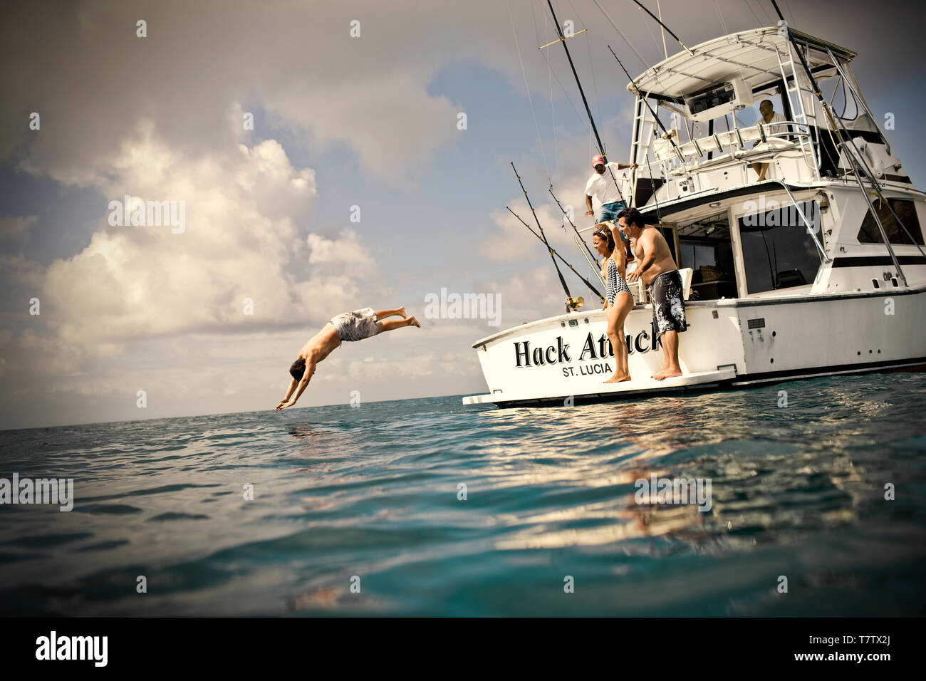Man diving off boat hi-res stock photography and images - Alamy