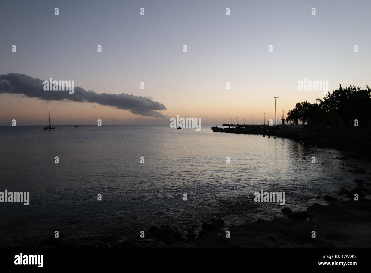 Ocean sunset sailboat hi-res stock photography and images - Alamy