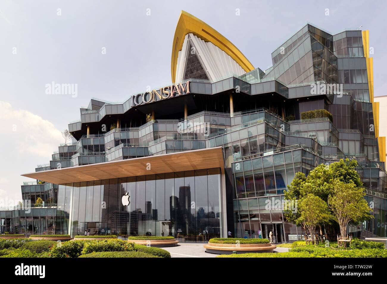 Iconsiam shopping centre on chayo phraya river hi-res stock photography ...