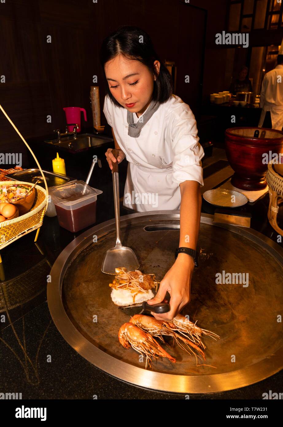 Thai cook preparing pad Thai and prawns, Thai food, Thailand Stock ...