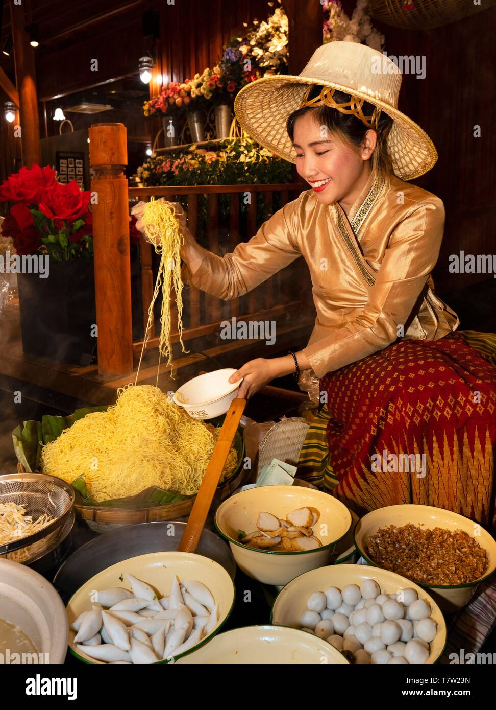 Street food young woman asia hi-res stock photography and images - Alamy