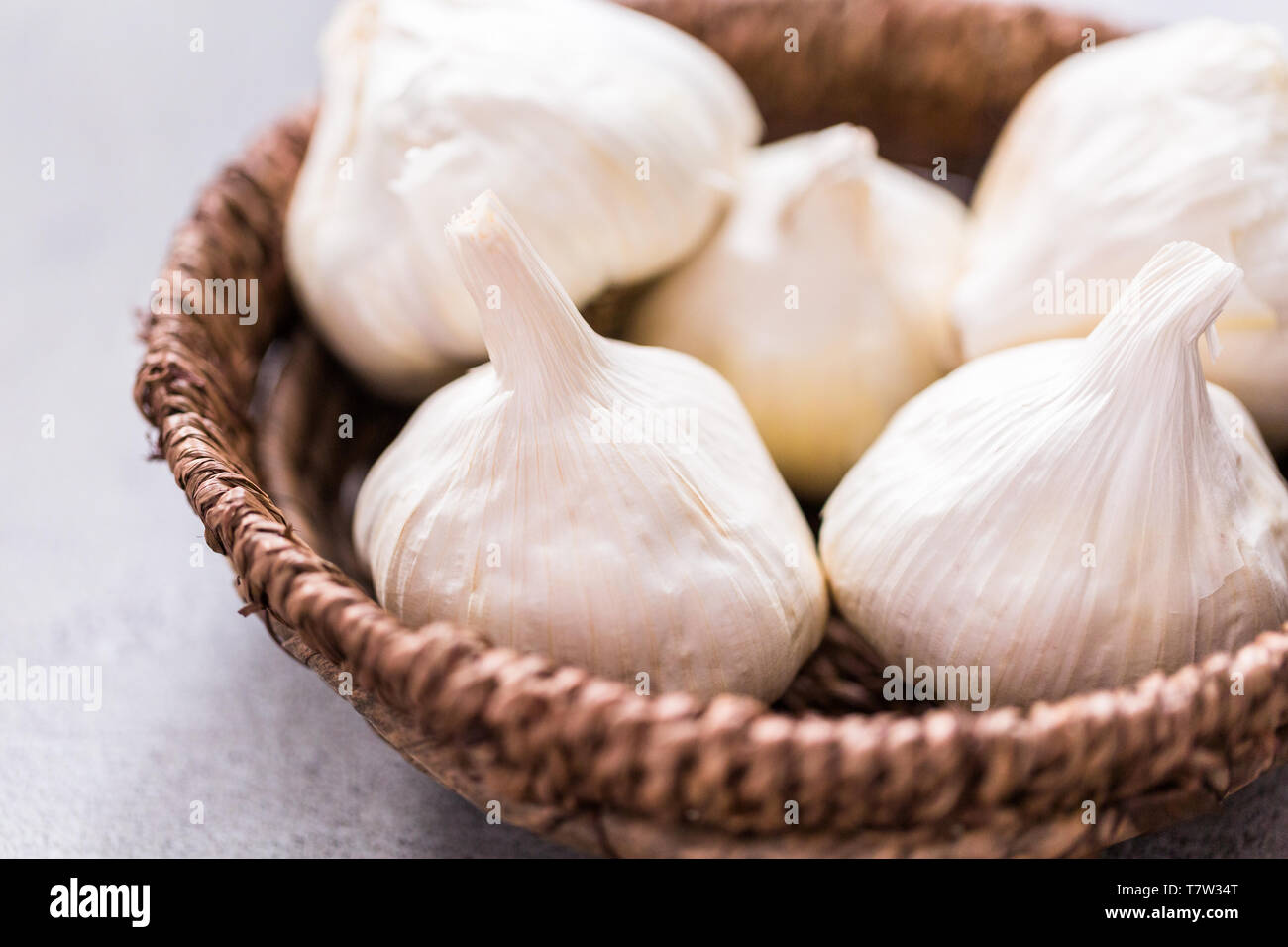 Organic garlic cloves in small basket Stock Photo - Alamy
