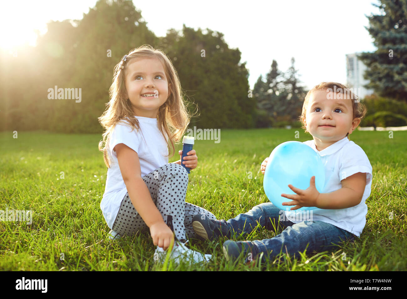 Kids playing in the grass hi-res stock photography and images - Alamy