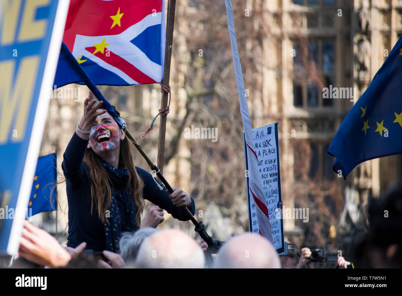 Crowd waving british flag hi-res stock photography and images - Alamy