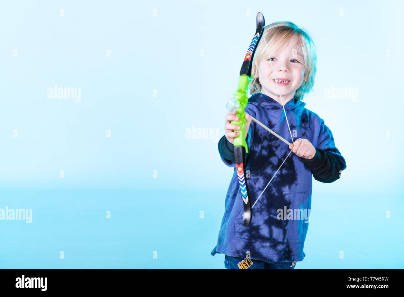 Boy playing with bow and arrow hi-res stock photography and images - Alamy