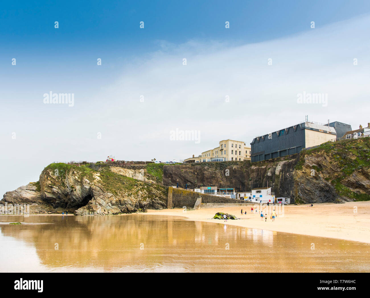 Low tide at Great Western Beach in Newquay in Cornwall Stock Photo - Alamy