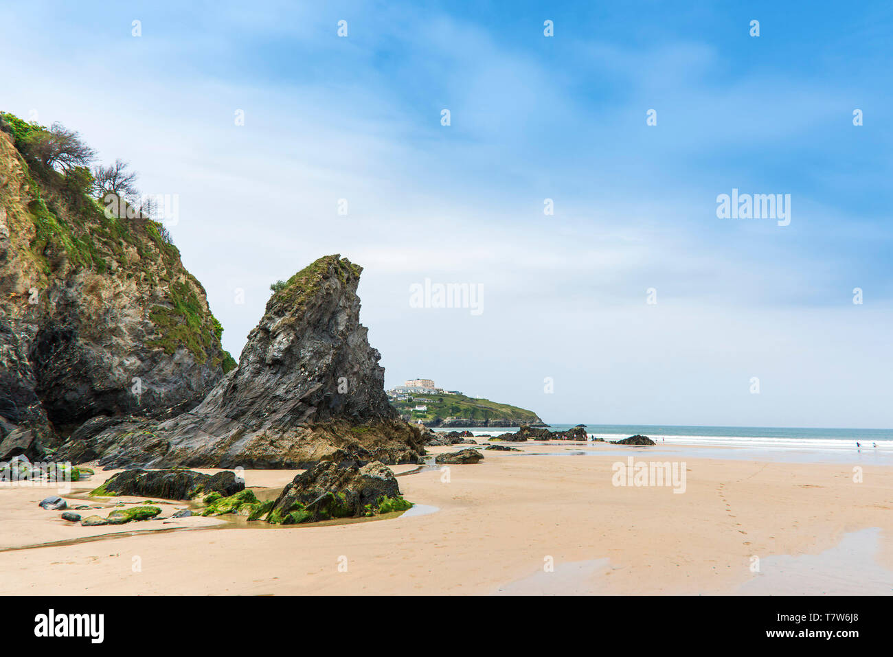 Rocks on Towan Beach at low tide in Newquay in Cornwall Stock Photo - Alamy