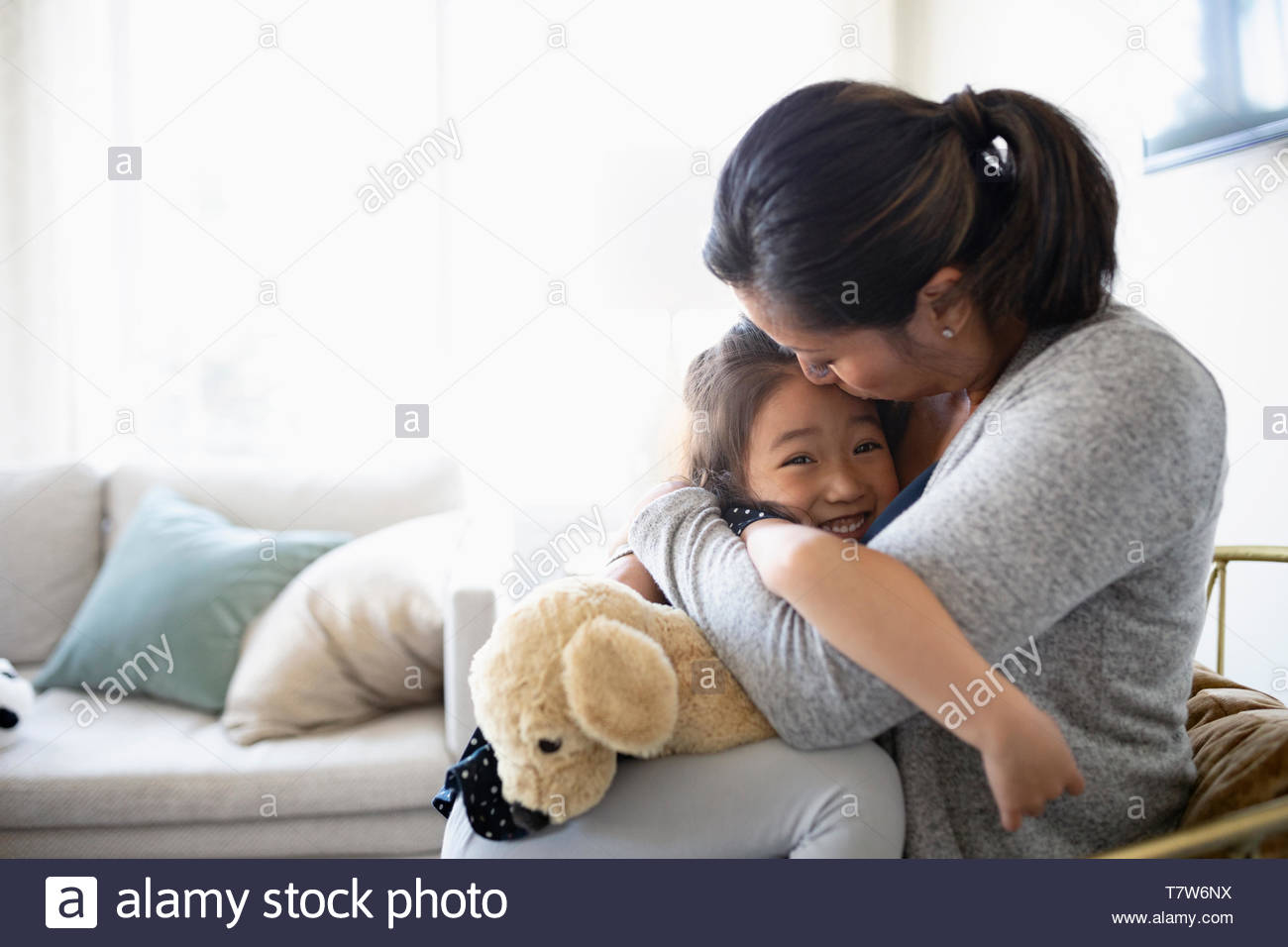 hugging mother and daughter Stock Photo - Alamy