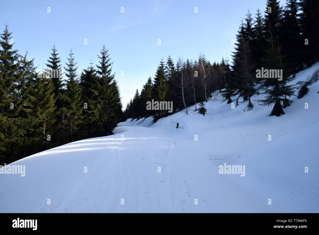 Snow mountain path hi-res stock photography and images - Alamy