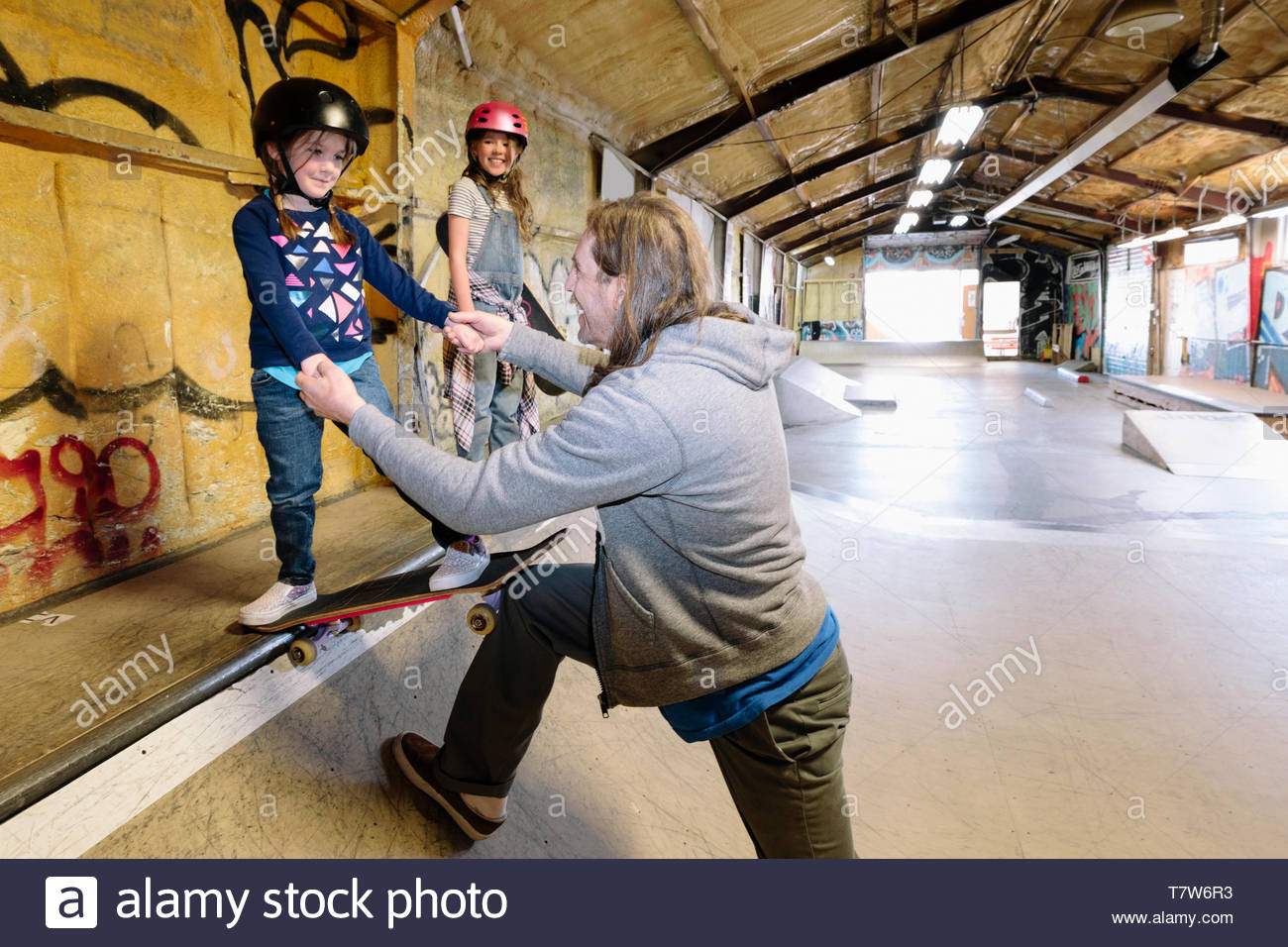 Father teaching children hi-res stock photography and images - Alamy