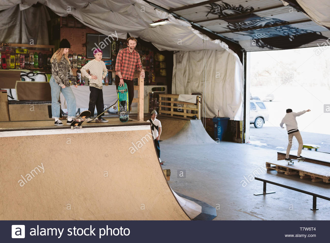 Two boys skateboarding hi-res stock photography and images - Alamy