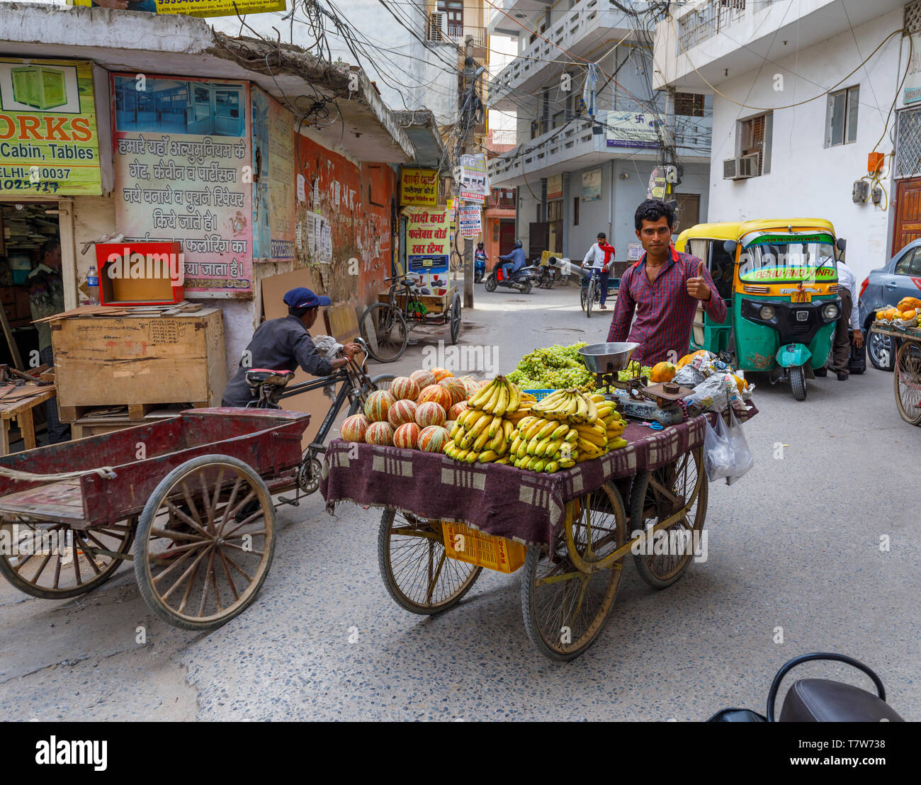 Street scene in Mahipalpur district, a suburb by Delhi Airport in New ...