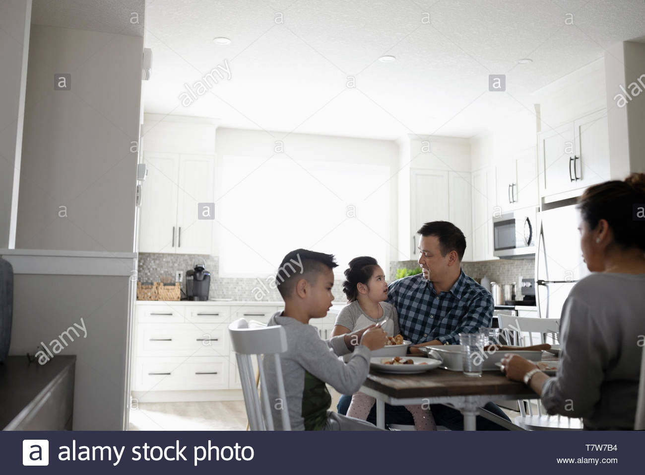 Family parents children table talking hi-res stock photography and ...