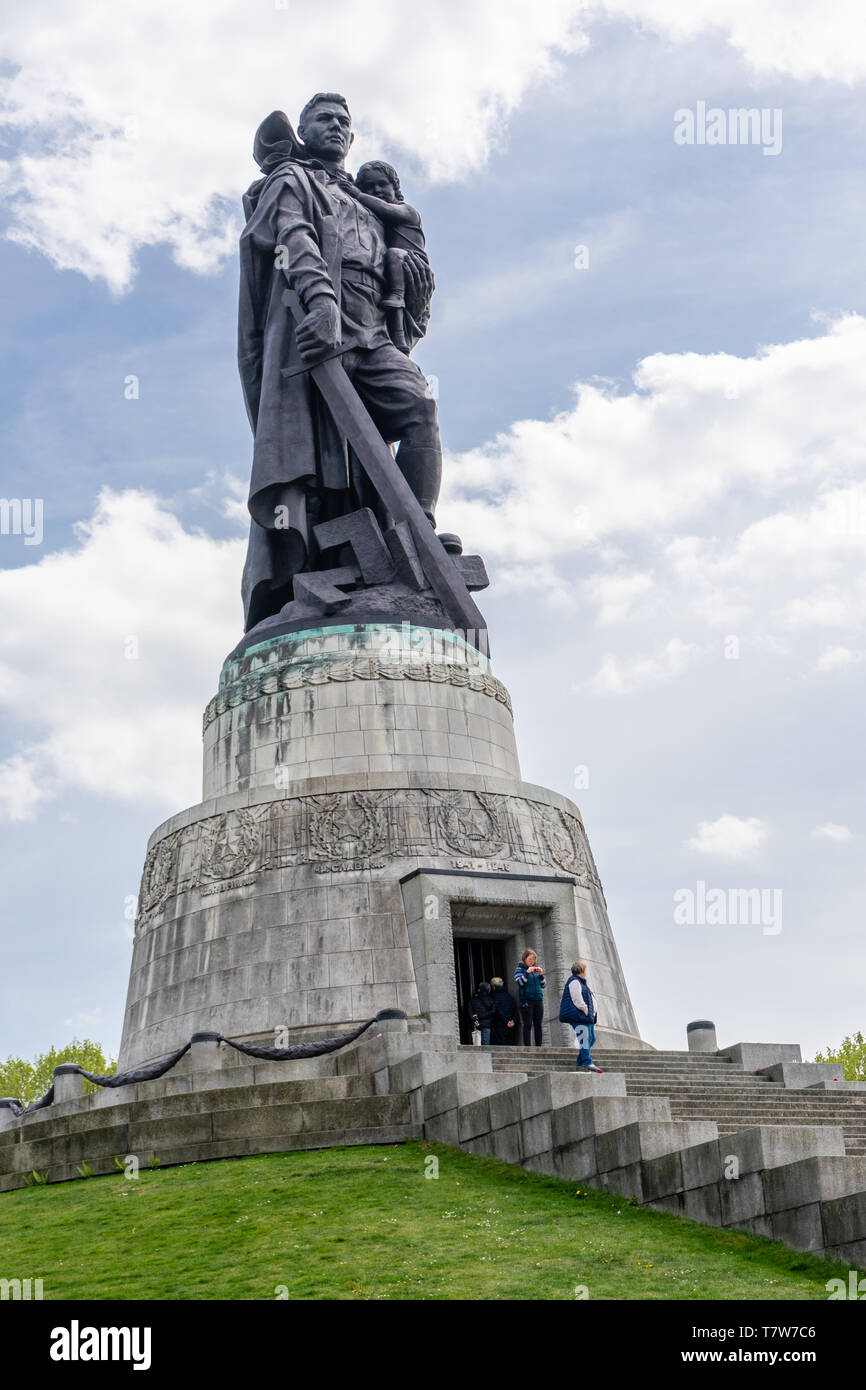 Memorial park at the end of world war ii hi-res stock photography and ...