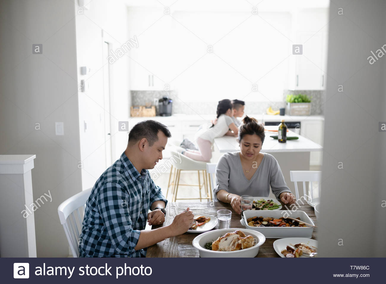 Asian family eating dinner table hi-res stock photography and images ...