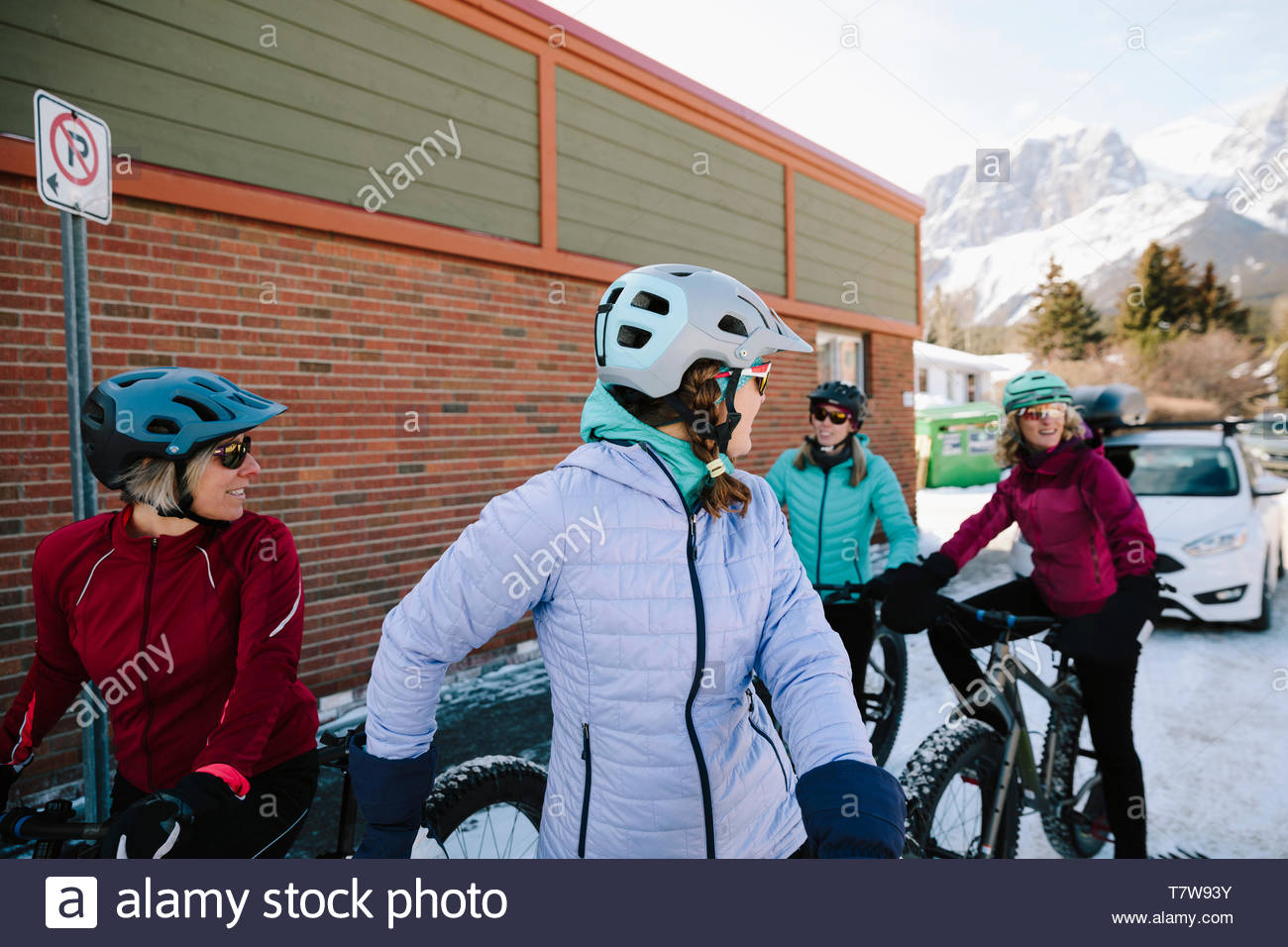 Fat women talking hi-res stock photography and images - Alamy