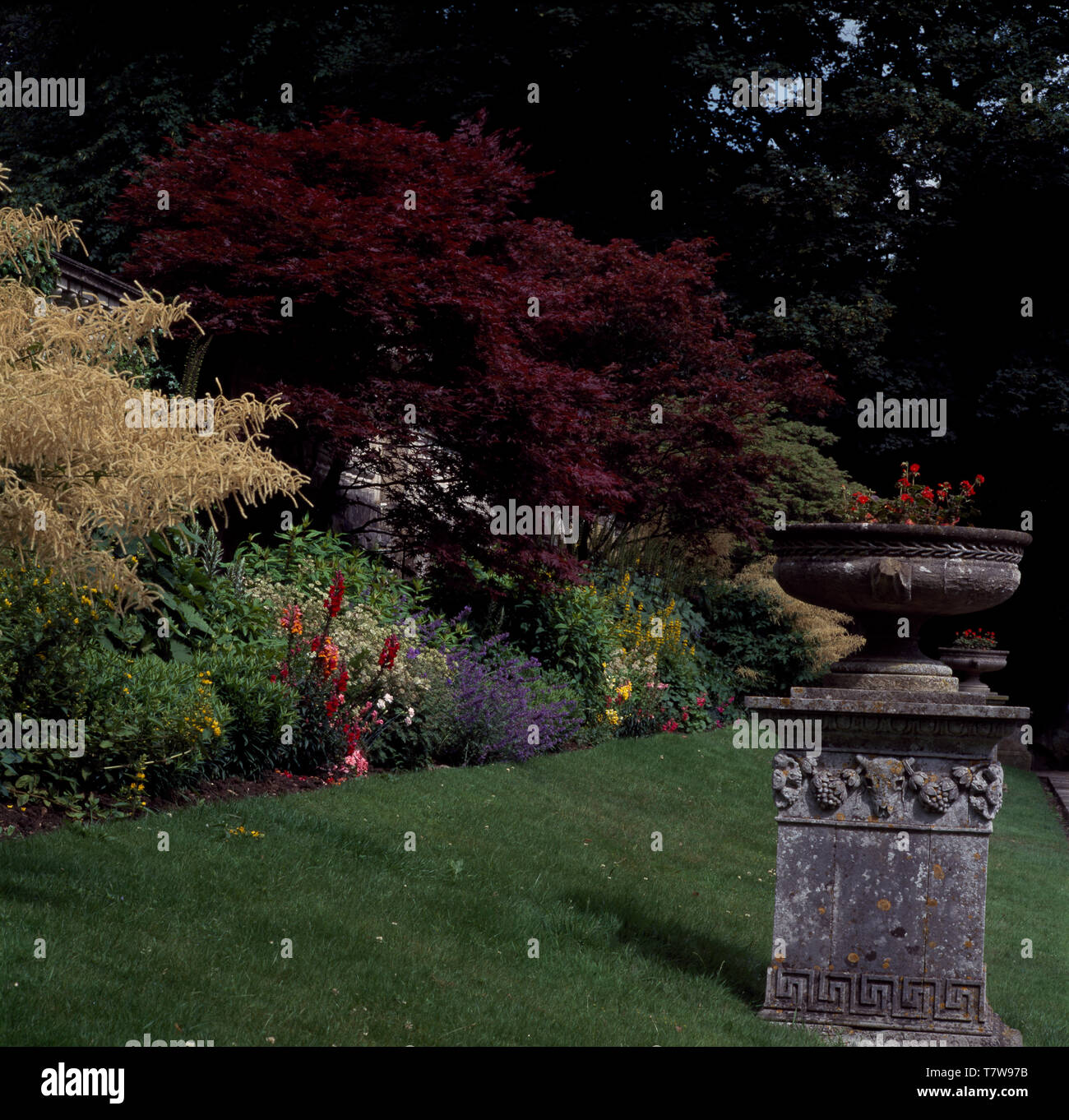 Large garden urn hi-res stock photography and images - Alamy