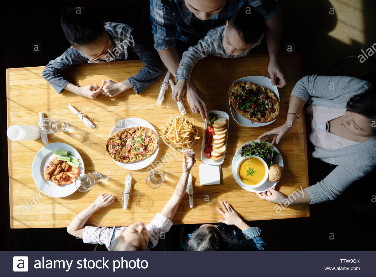 Sharing table restaurant hi-res stock photography and images - Alamy