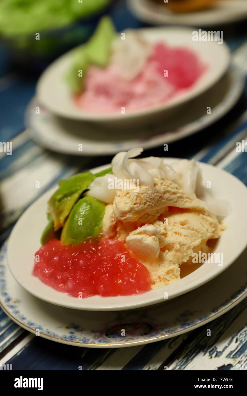 Ice cream sundae hi-res stock photography and images - Alamy