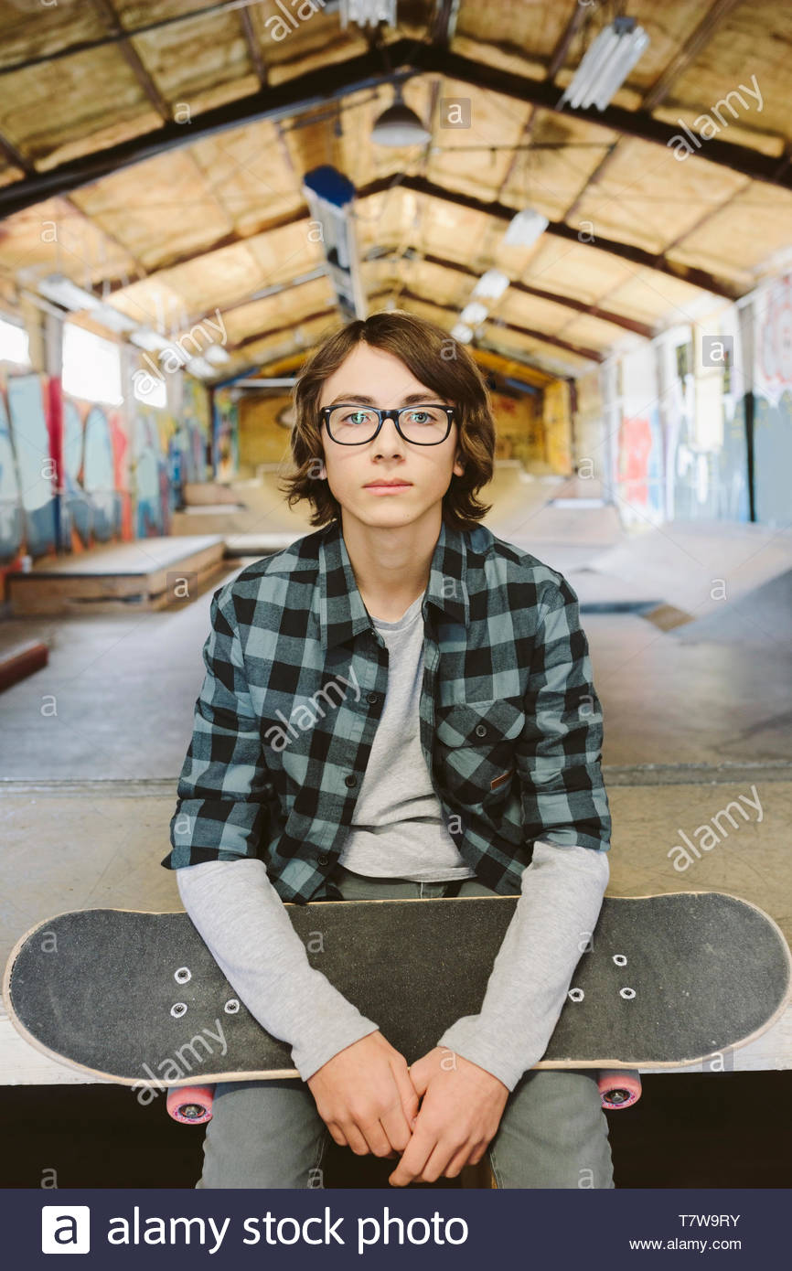 Teenage skateboarder hi-res stock photography and images - Alamy