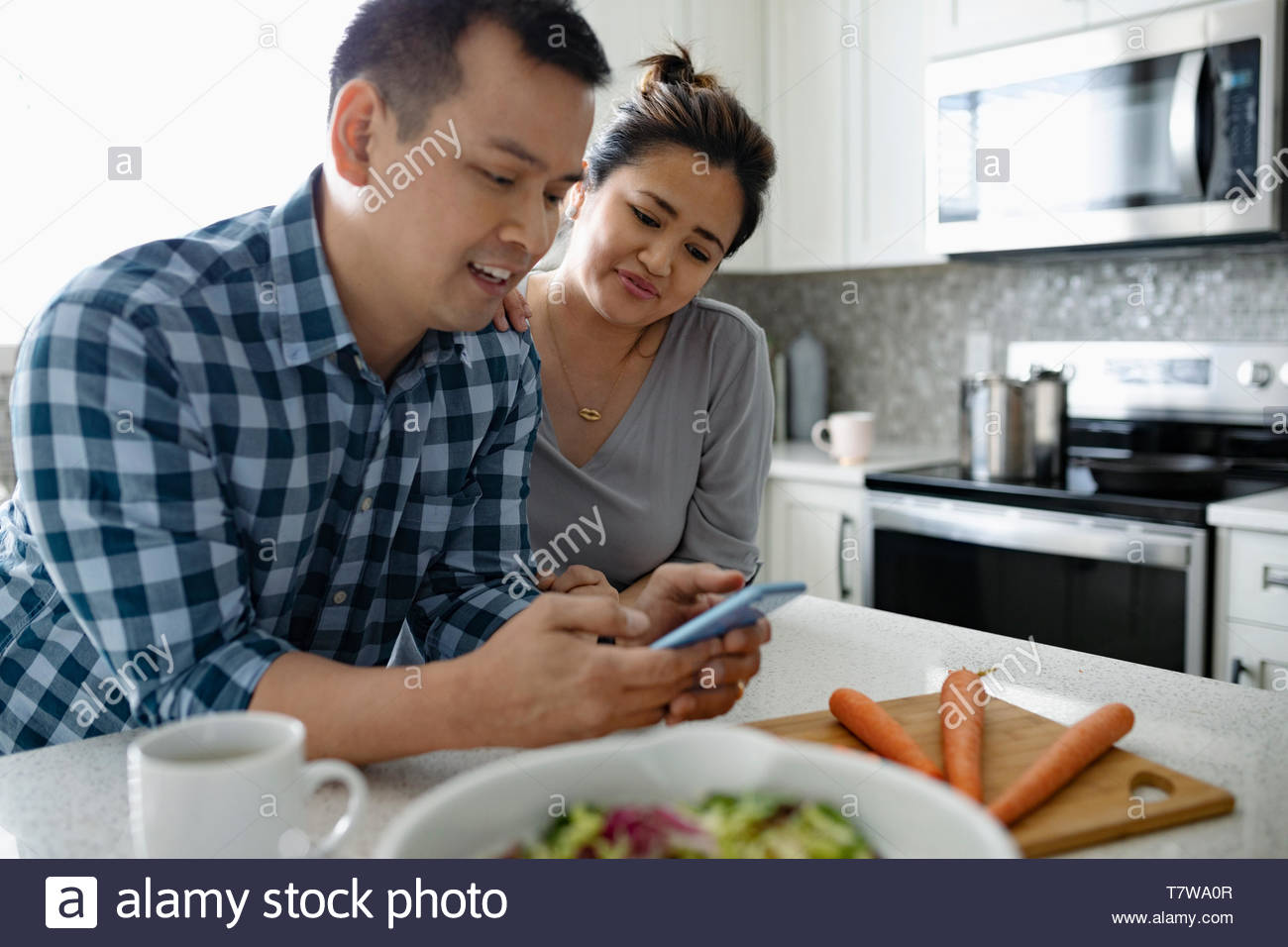Cooking and using mobile hi-res stock photography and images - Alamy