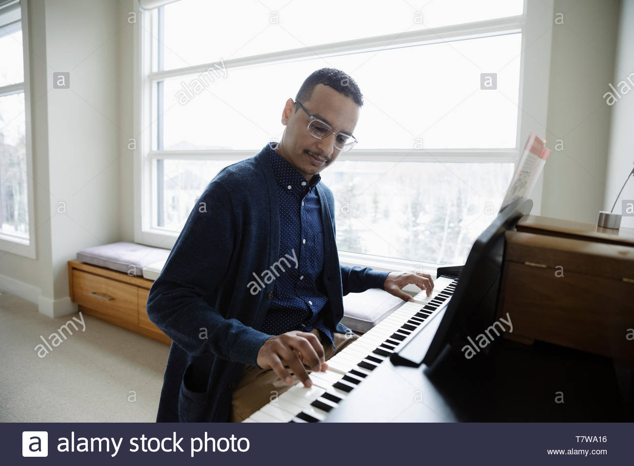 Piano man hi-res stock photography and images - Alamy