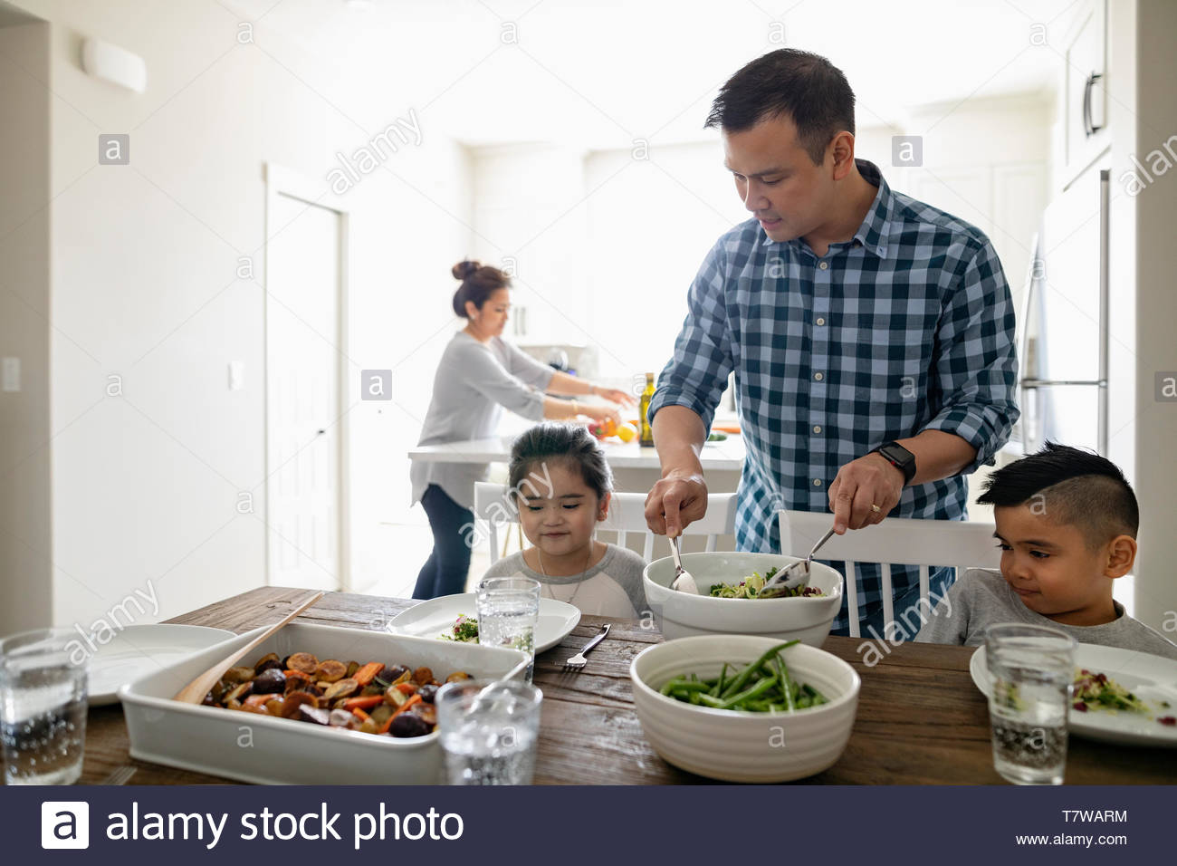 Family dinner table together hi-res stock photography and images - Alamy