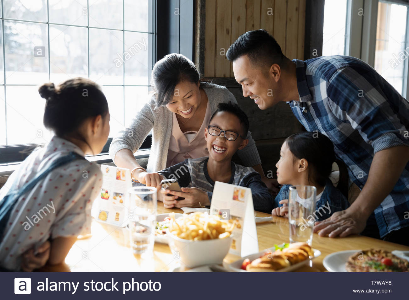 Family at restaurant, child age 12 hi-res stock photography and images ...