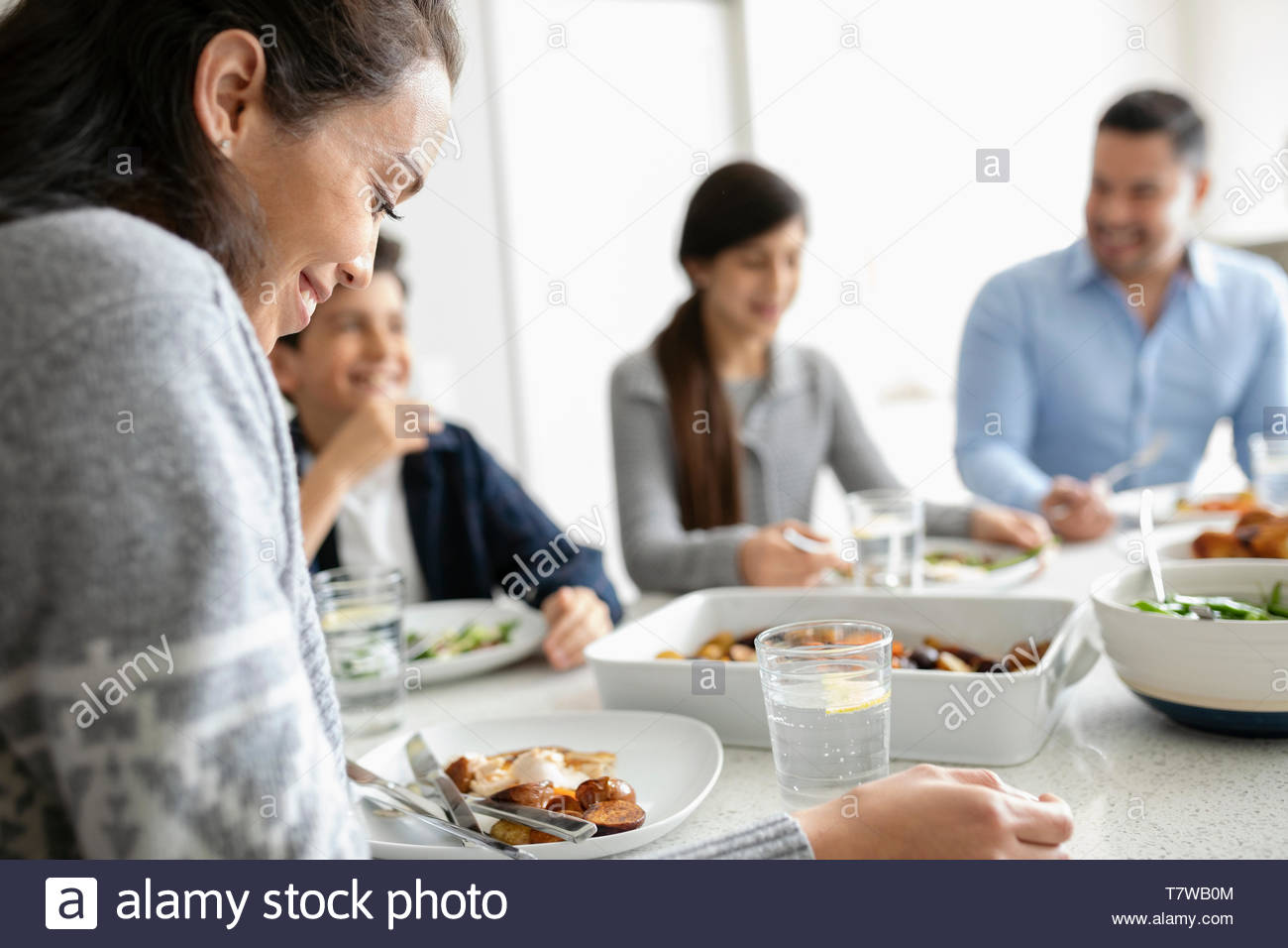 Family dinner table hi-res stock photography and images - Alamy