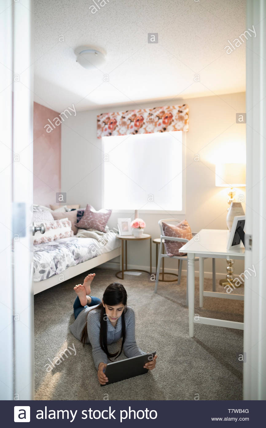 Tween girl computer hi-res stock photography and images - Alamy