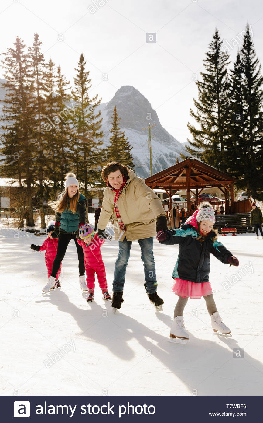 3 children holding hands hi-res stock photography and images - Alamy