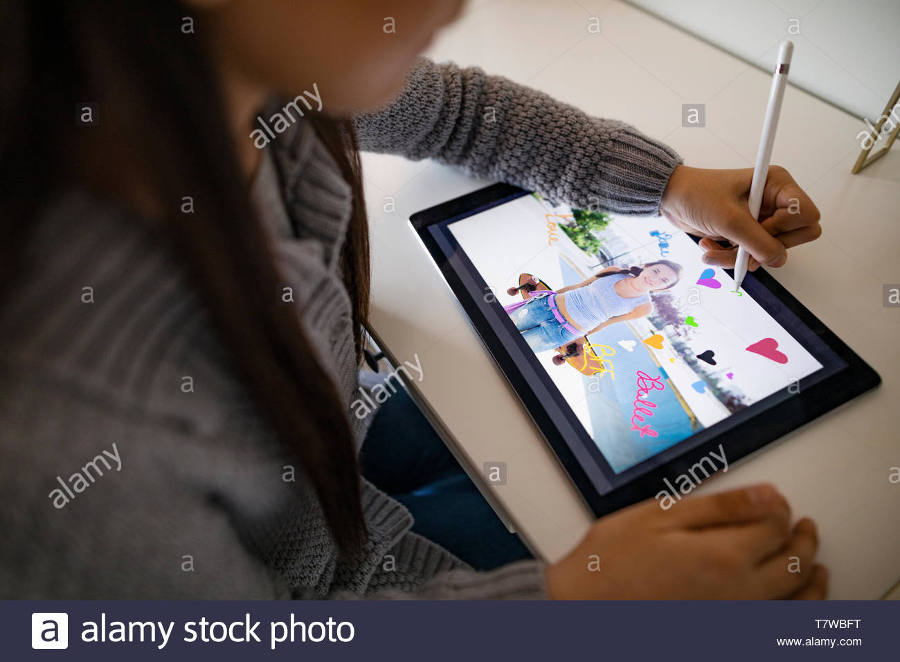 Tween girl computer hi-res stock photography and images - Alamy