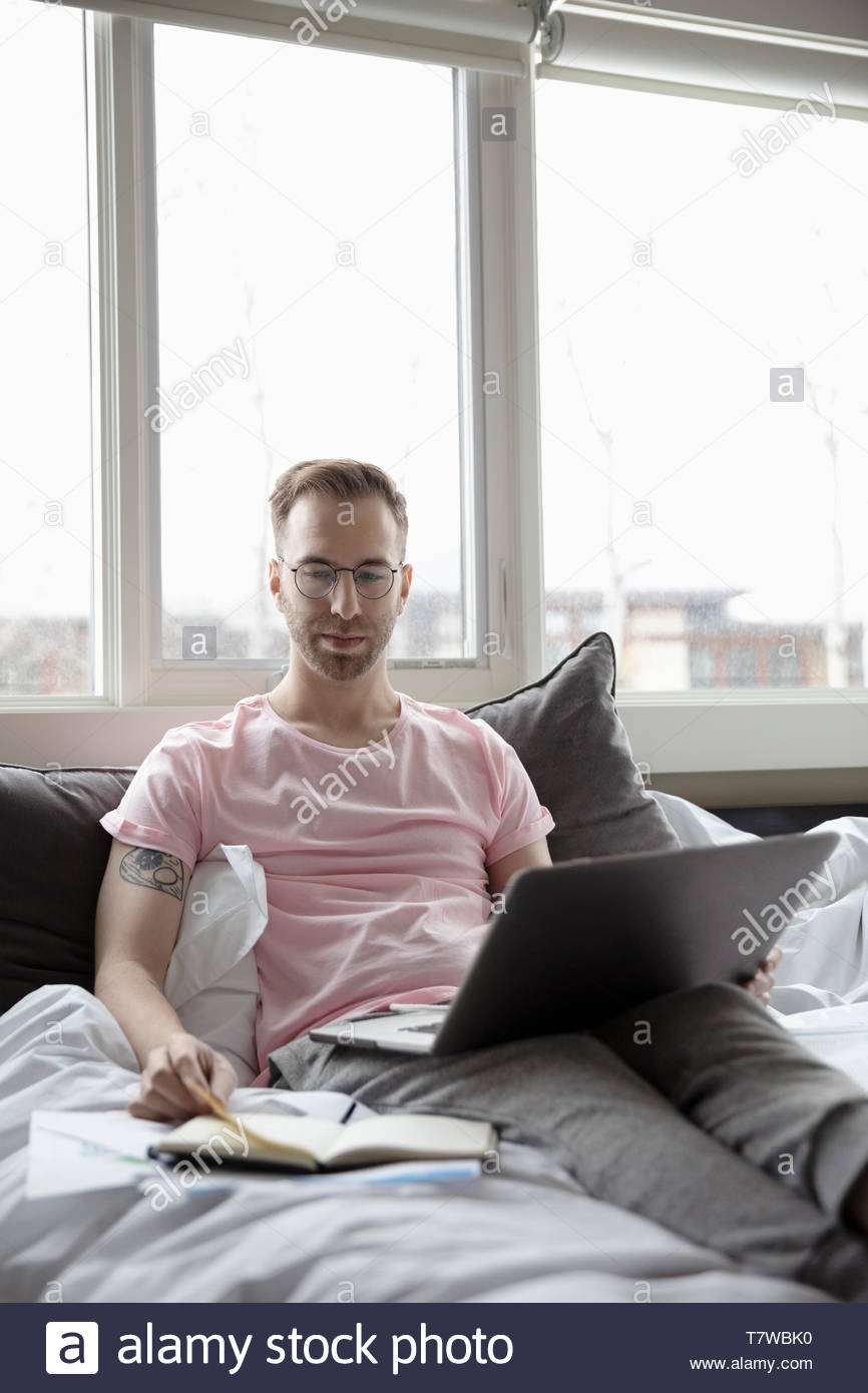 Working at laptop in bed hi-res stock photography and images - Alamy