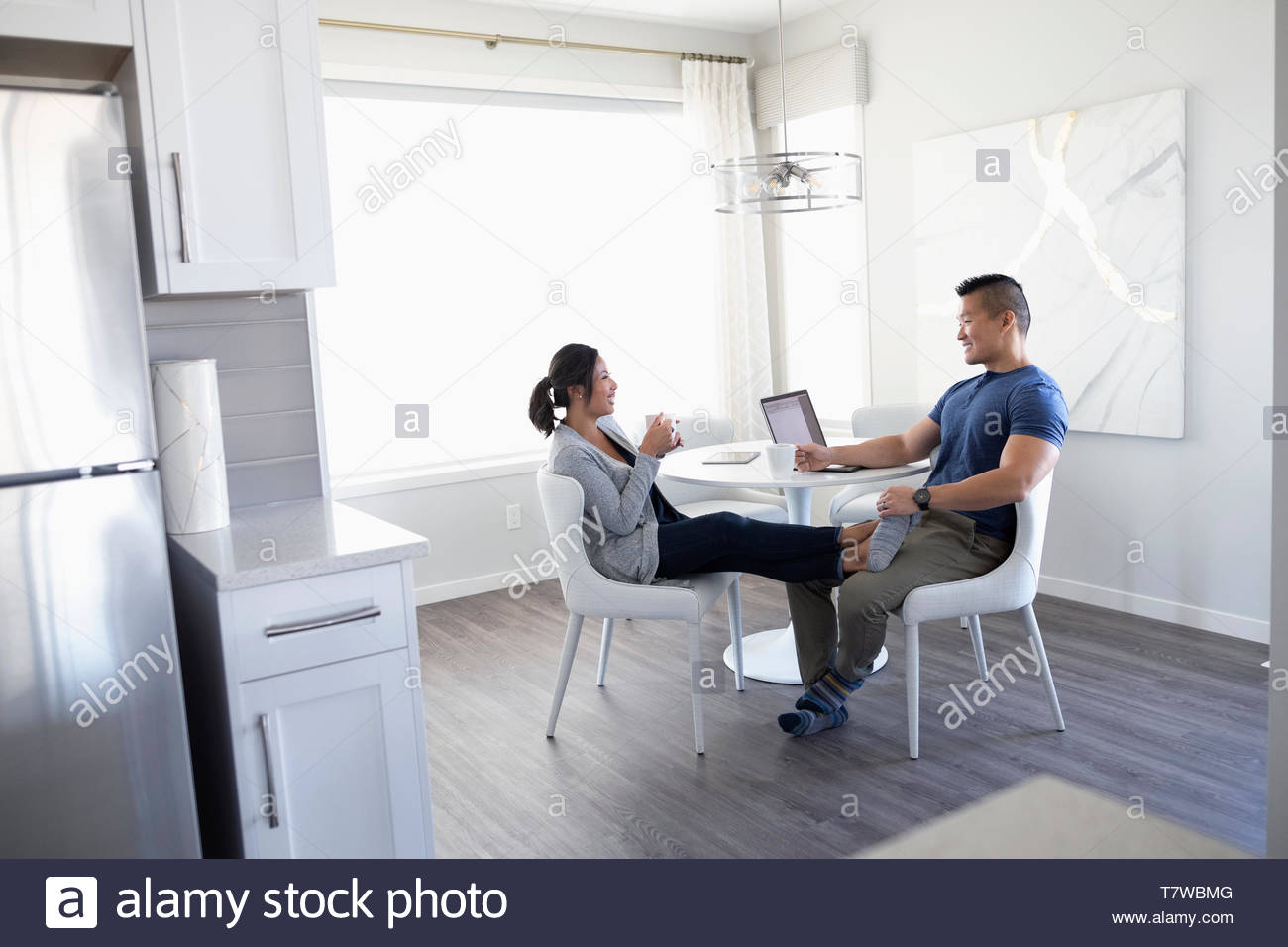 Asian couple talking hi-res stock photography and images - Alamy