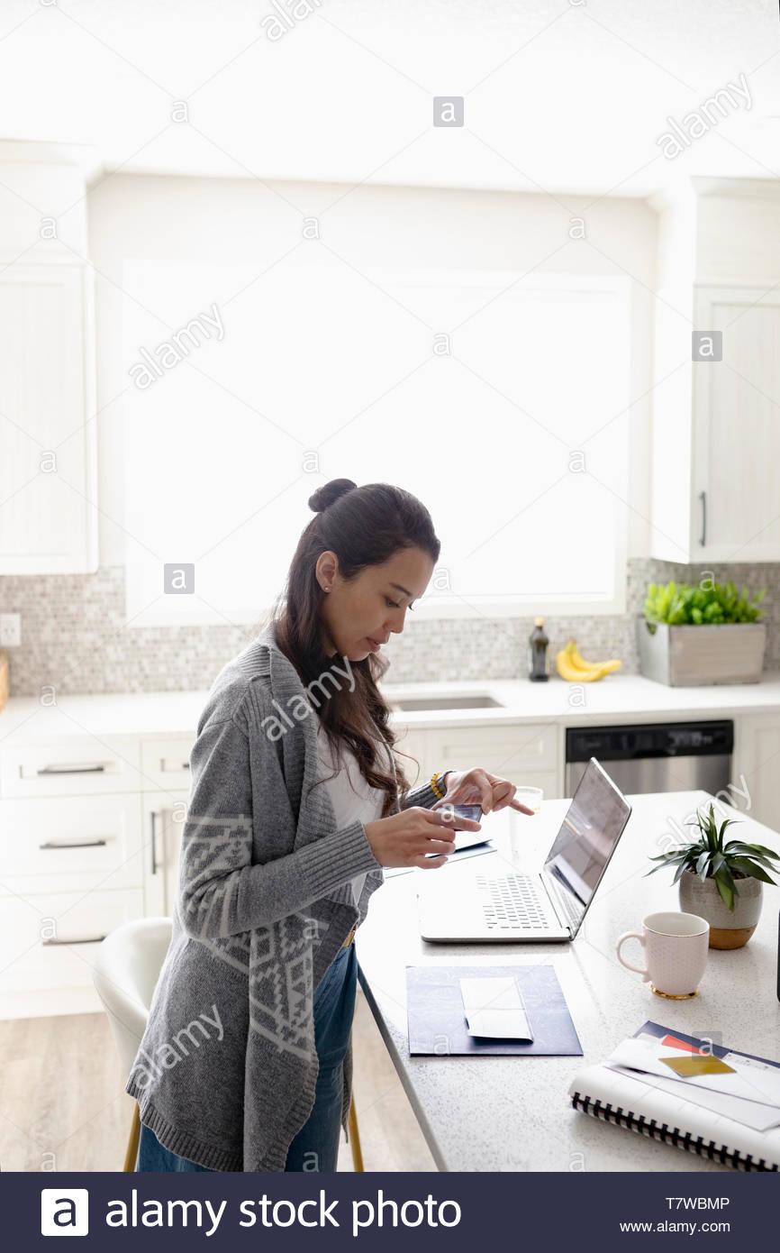 Woman check in counter hi-res stock photography and images - Alamy